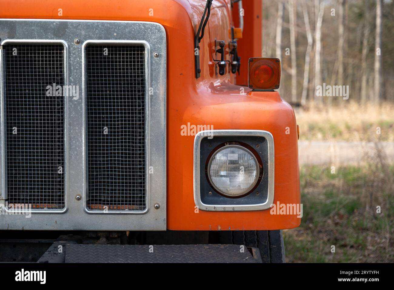 Vue détaillée en gros plan de la calandre avant gauche et du phare d'un ...