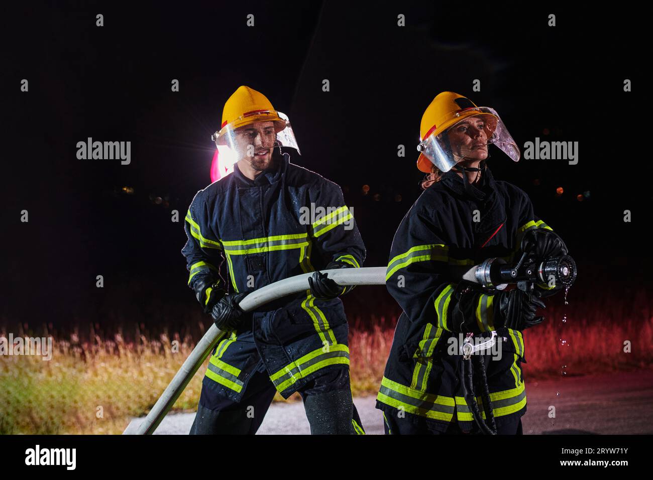 Les pompiers utilisent un tuyau d'eau pour éliminer les risques d ...