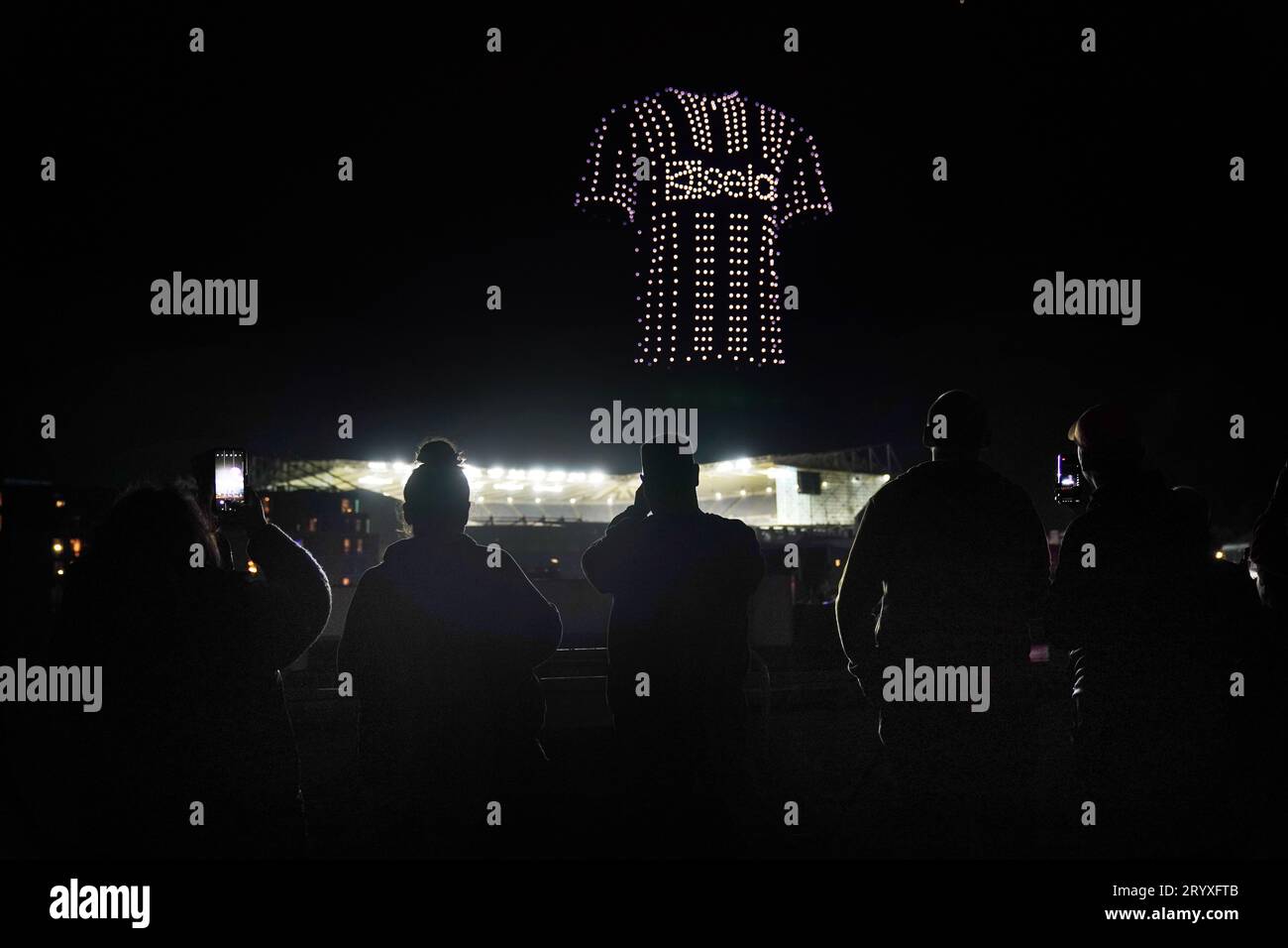 EDITORIAL UTILISEZ UNIQUEMENT Une vue d'un spectacle de drones sur le thème du football créé par ...