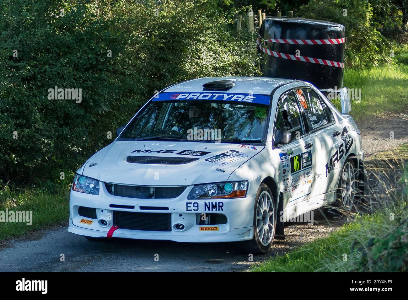 Jeune pilote mitsubishi voiture Banque de photographies et d’images à ...