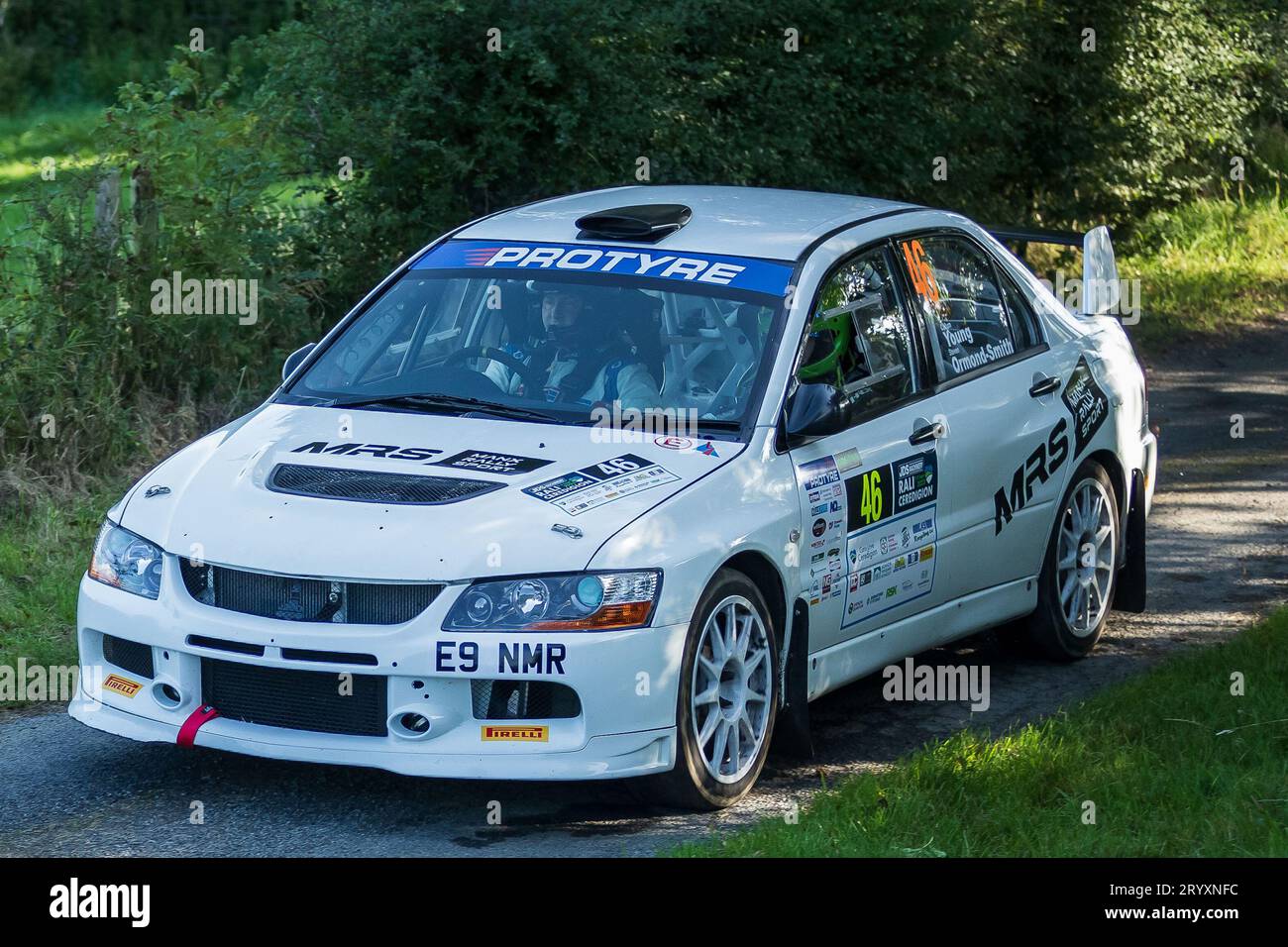 Jeune pilote mitsubishi voiture Banque de photographies et d’images à ...