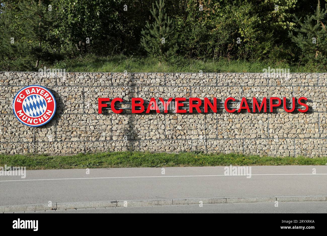 Der schriftzug fc bayern campus avec logo Banque de photographies et d ...