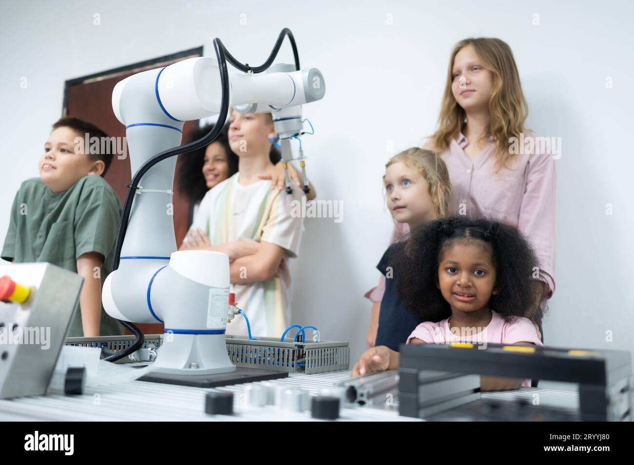 Robot dans une salle de classe Banque de photographies et d’images à haute résolution - Alamy