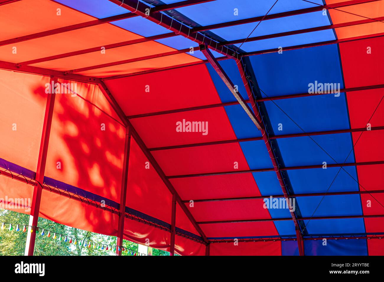 toit coloré de toile de tente dans le parc d'attractions de ville. vue ...