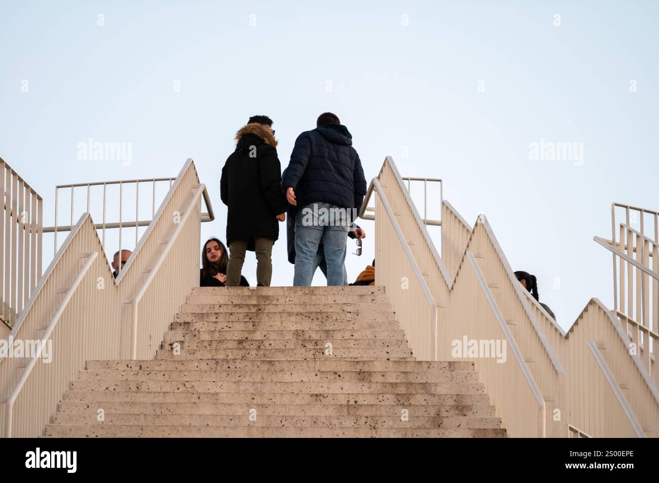 Les gens au sommet des staris de la pyramide de Tirana, Albanie, 7 ...
