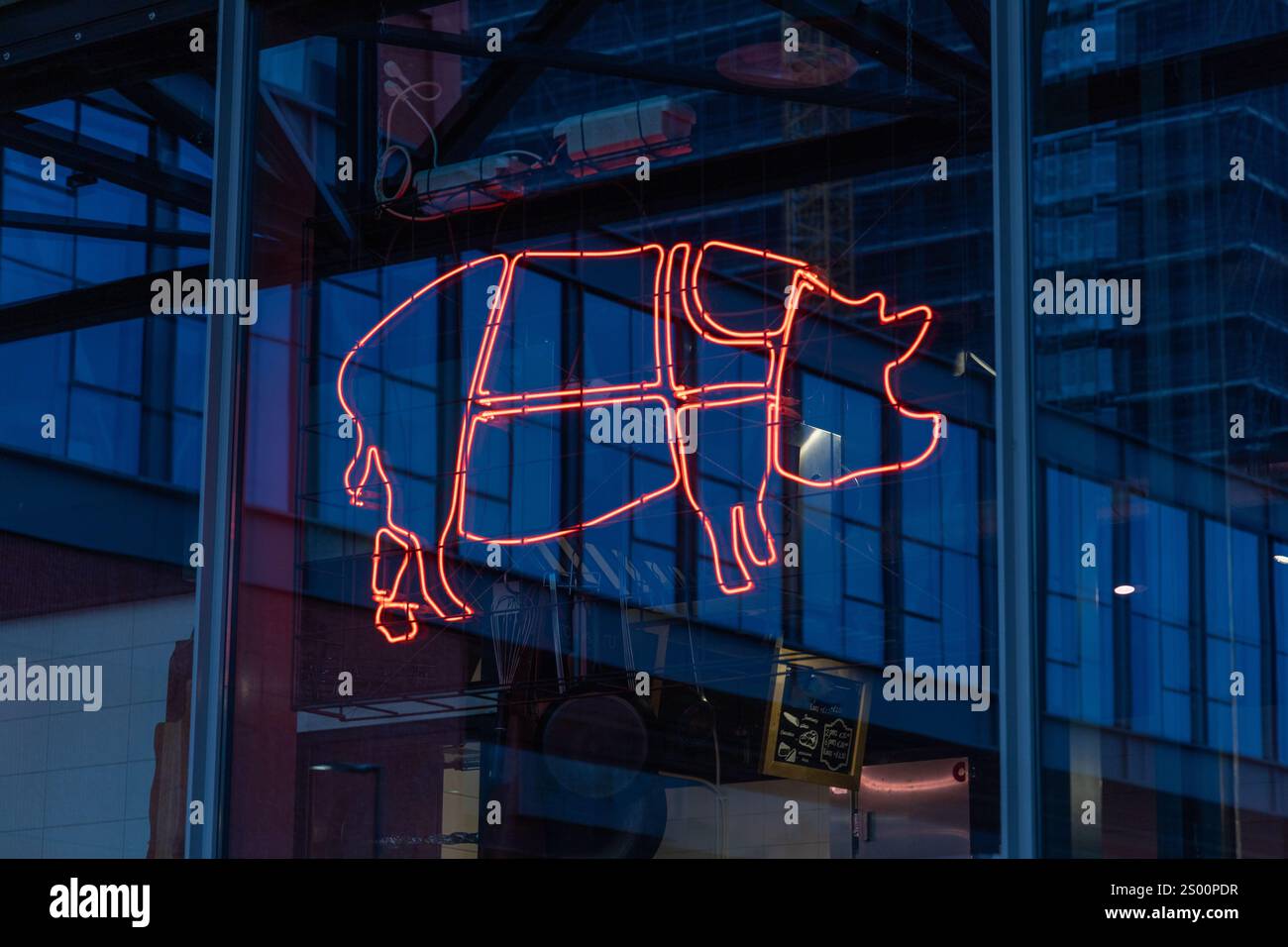 Coupes de porc, un schéma de cochon en néon dessin derrière une fenêtre ...