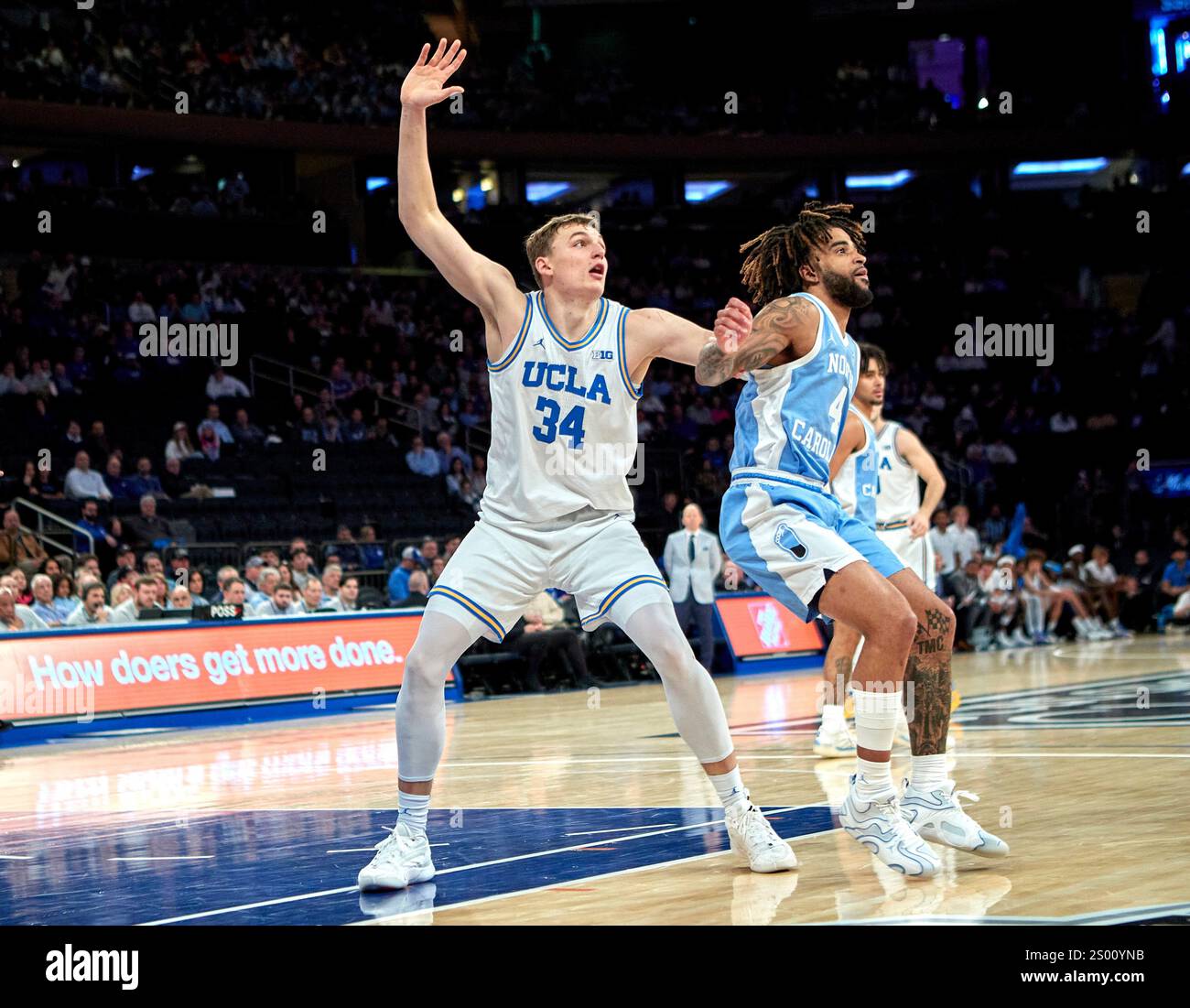 L’attaquant des Bruins de l’UCLA Tyler Bilodeau (34) cherche le ballon ...