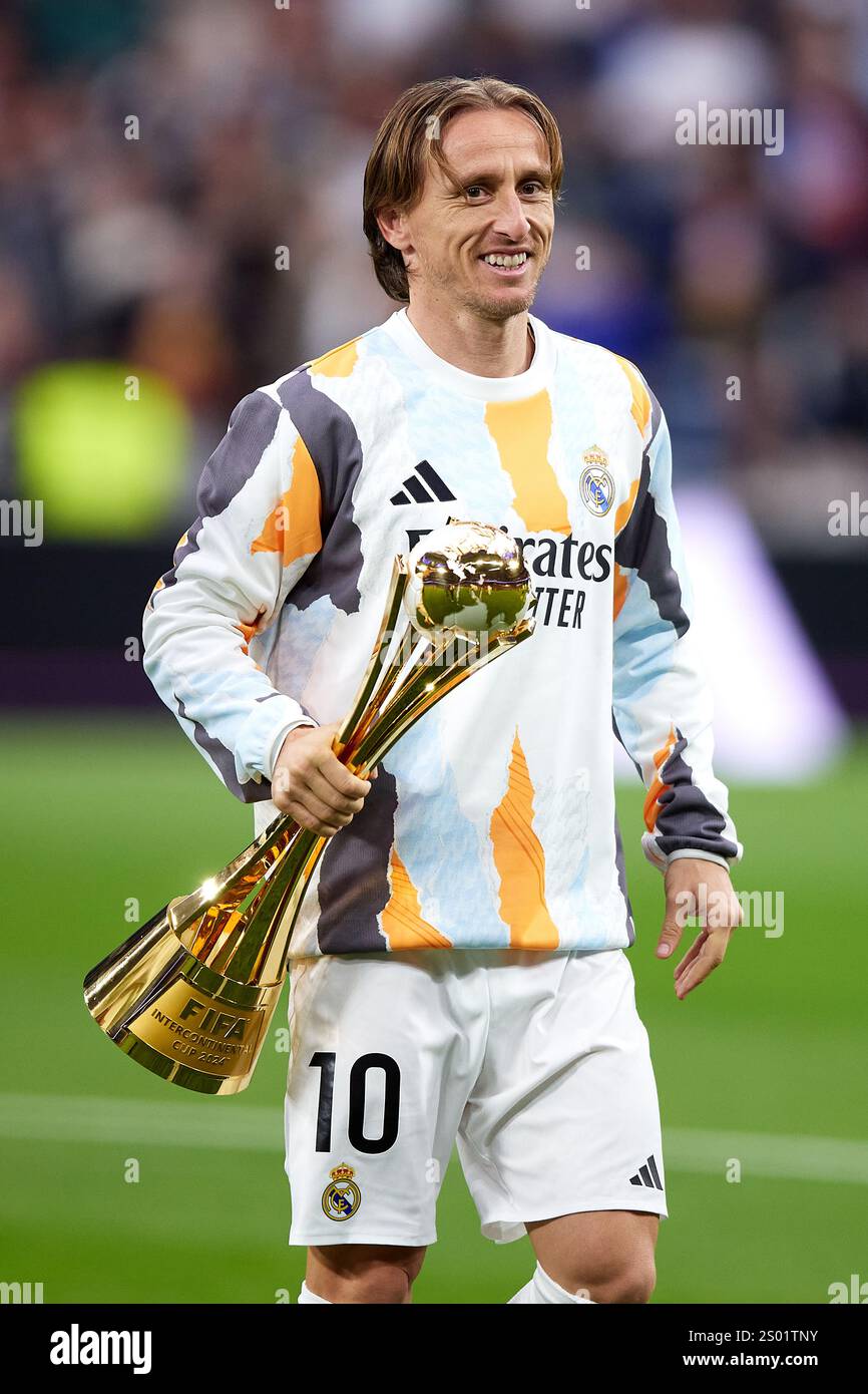 MADRID, ESPAGNE - 22 DÉCEMBRE : Luka Modric du Real Madrid remet le ...