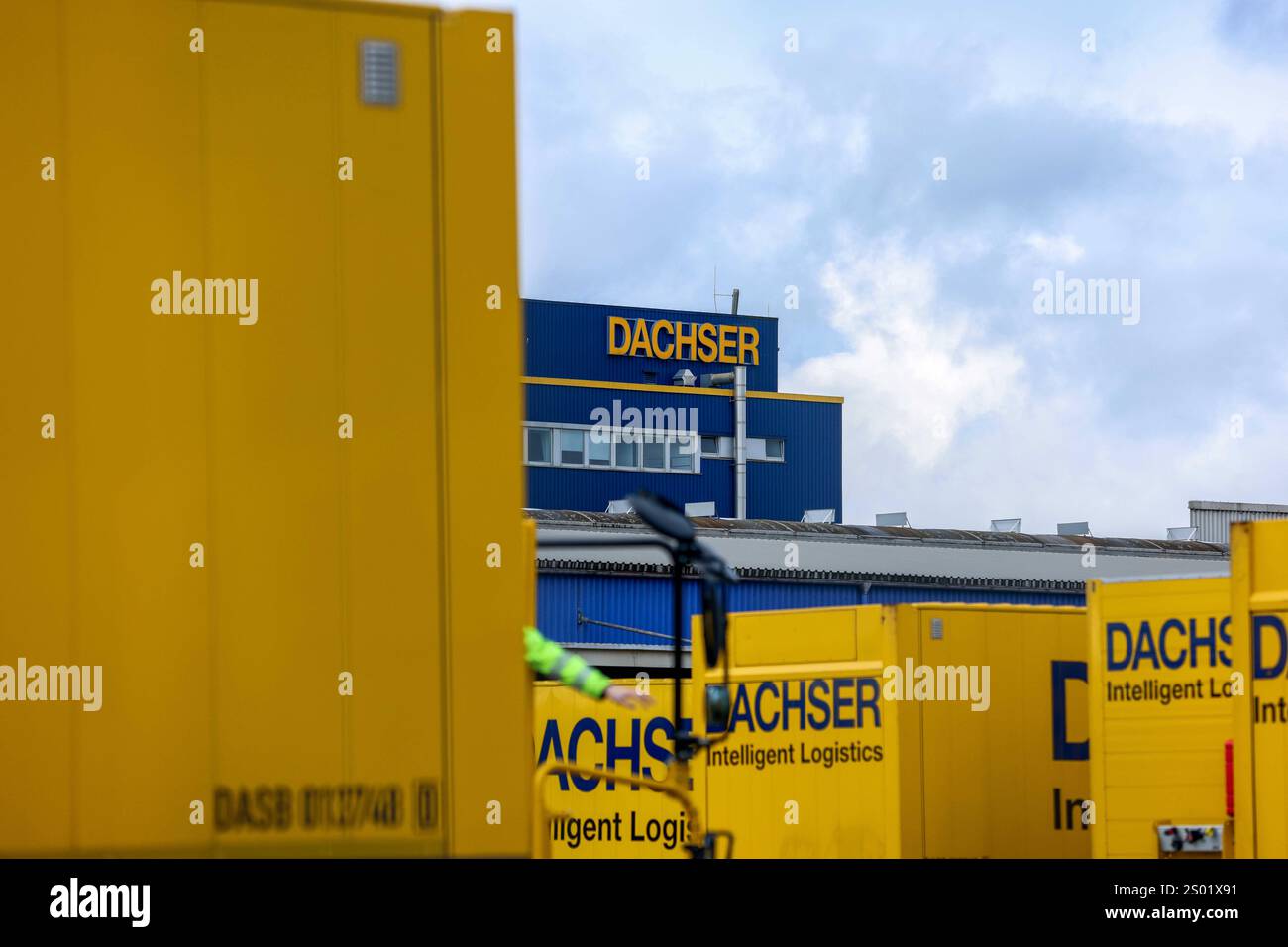 Schriftzug / logo des Unternehmens DACHSER AM 23.12.2024 dans München ...