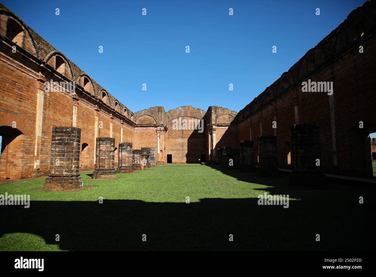 Les ruines de Jesús de Tavarangue, dans le village de Jesús, au ...