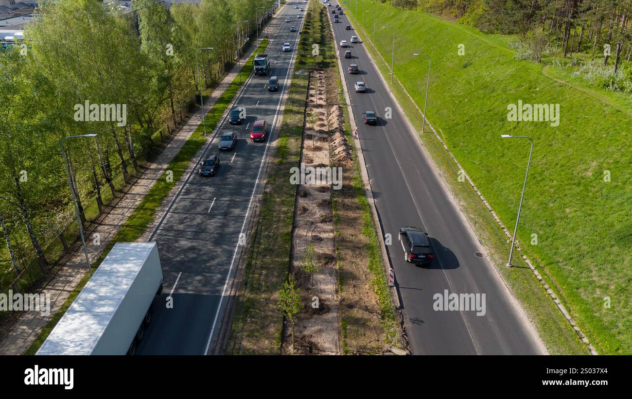 Vue aérienne d'une autoroute divisée avec des véhicules circulant dans ...