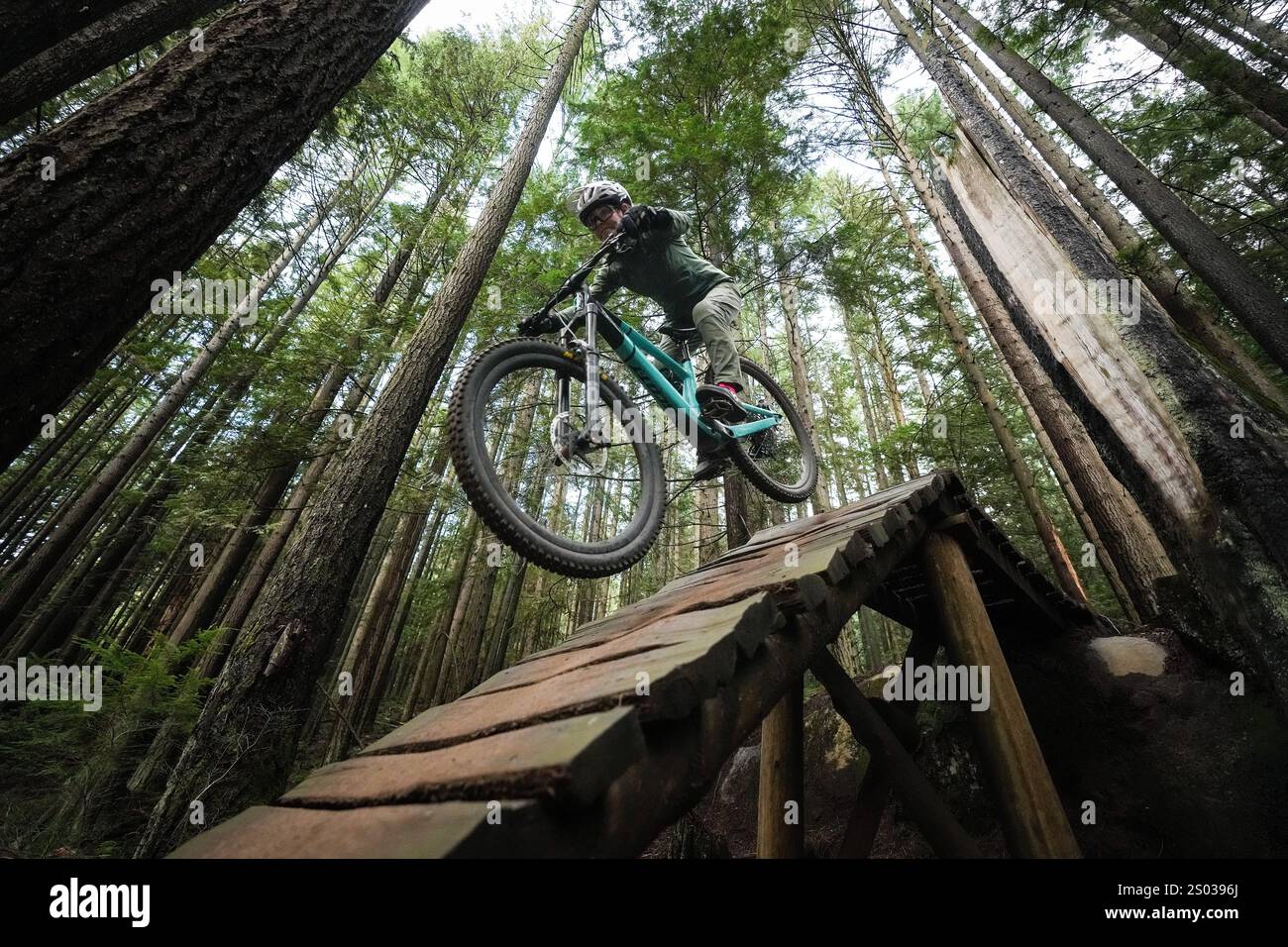 North Vancouver, Canada. 09th Dec, 2024. Betty Birrell, 76 ans, prend ...