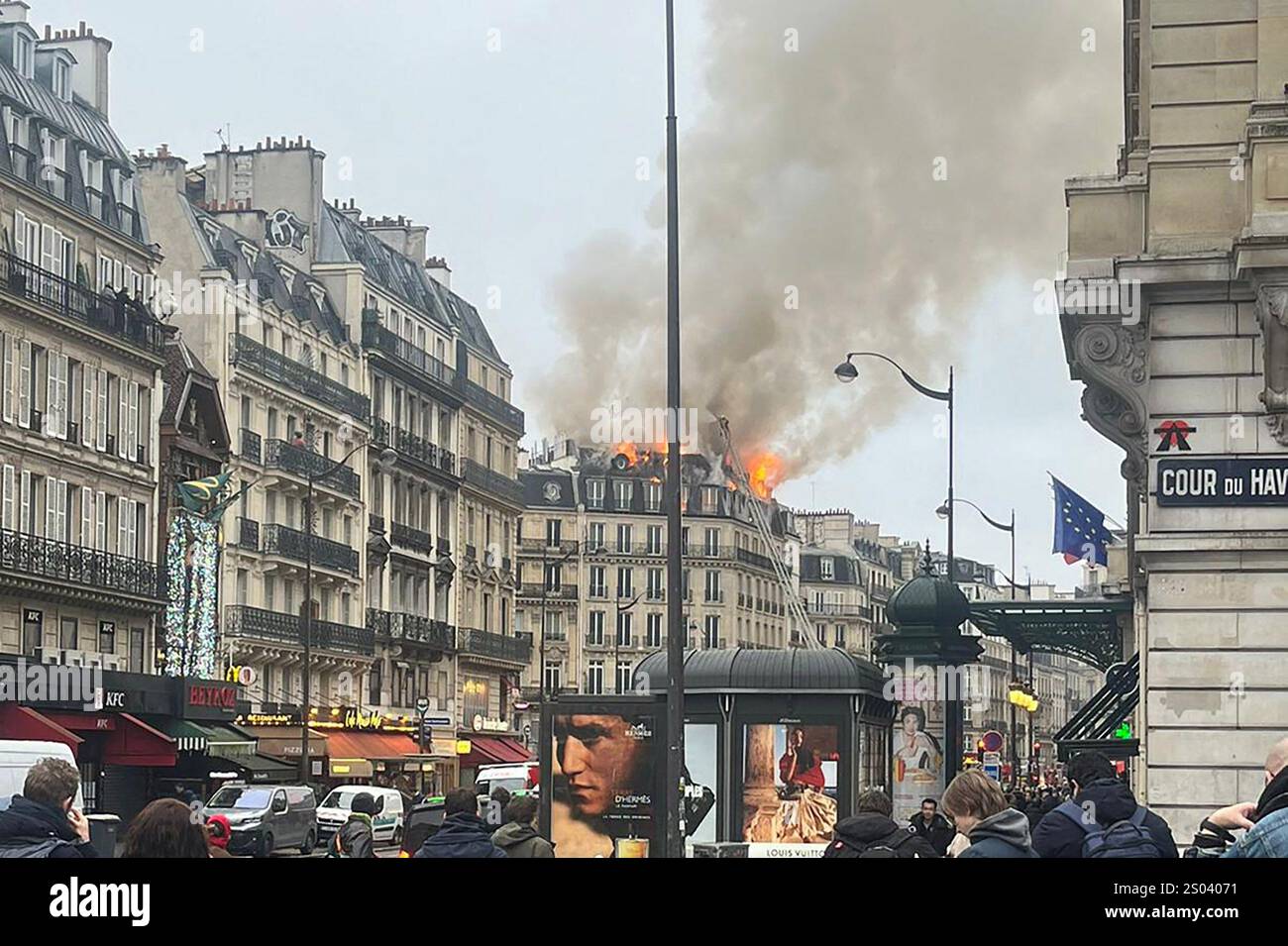 Paris, France. 24 décembre 2024. Incendie dans un bâtiment devant la ...