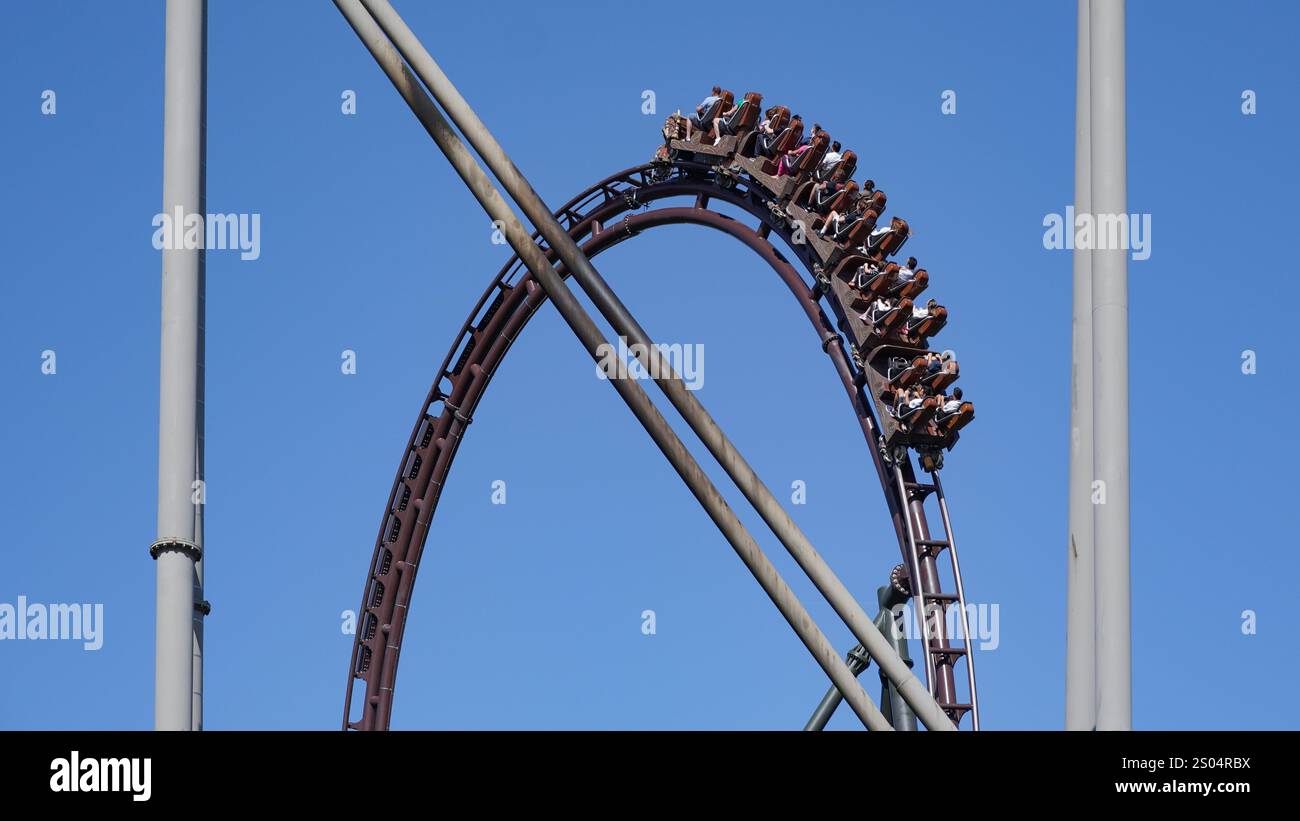 Les gens s'amusent sur le top-Hat sur les montagnes russes de lancement ...