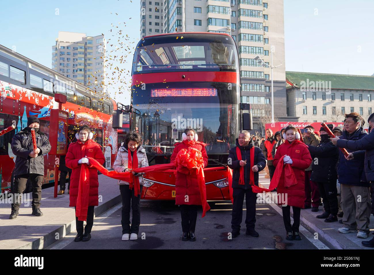Harbin, China.24th décembre 2024. Un bus touristique à impériale ...