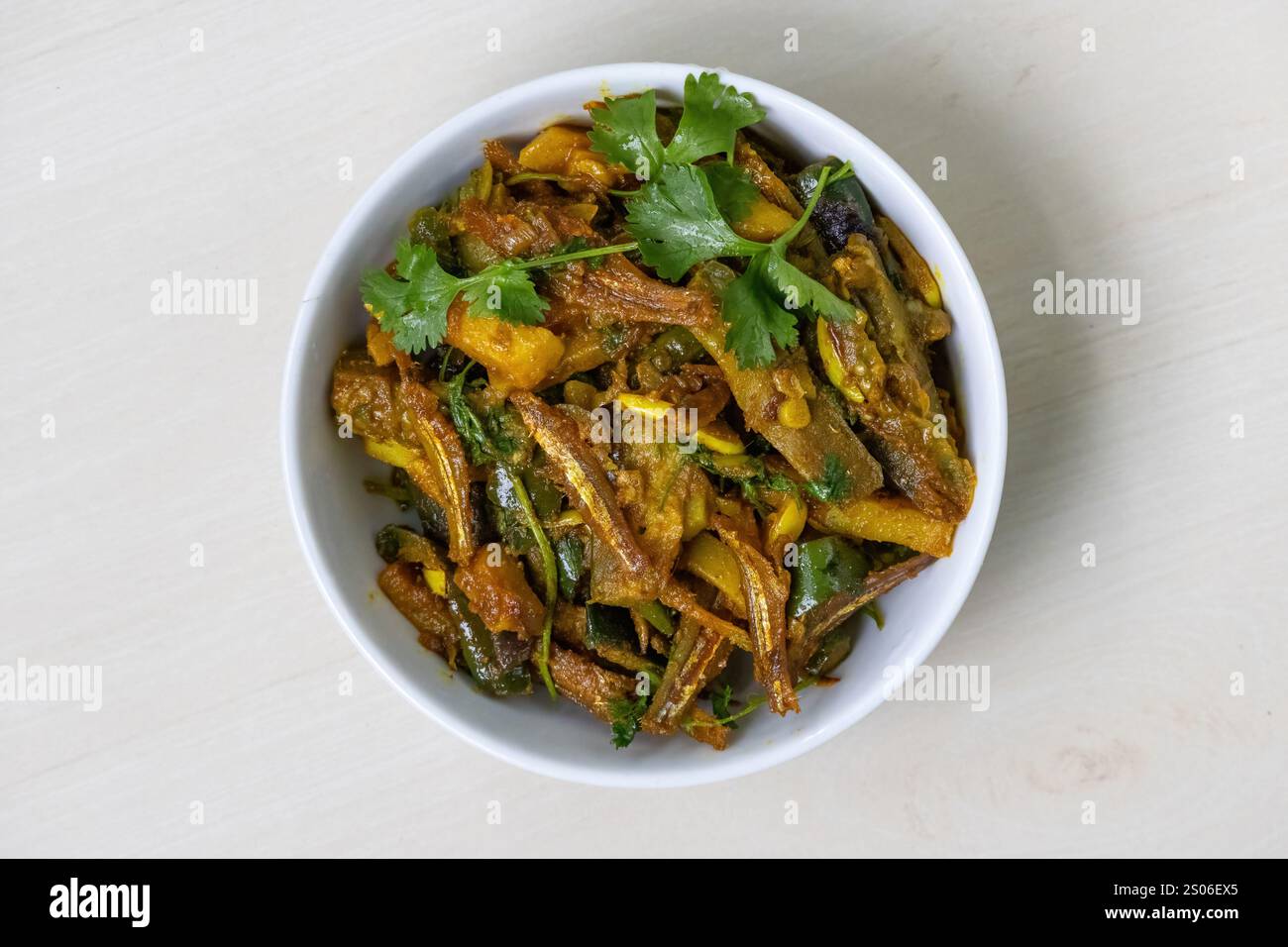 Le Mola Shutki bhuna, un curry traditionnel de poisson sec bengali, est ...