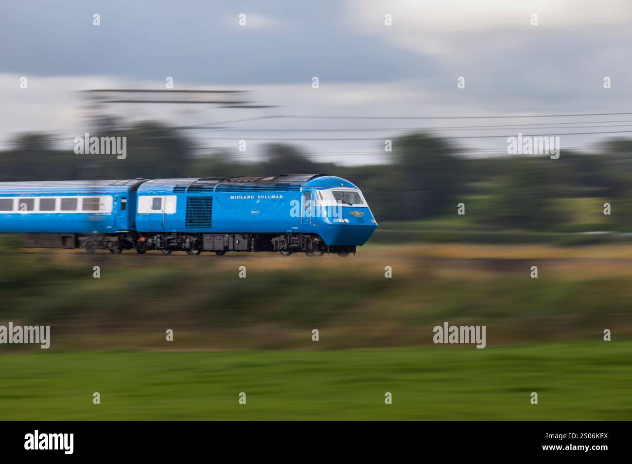 Le train-restaurant de luxe locomotive services Blue Pullman, sur la ...