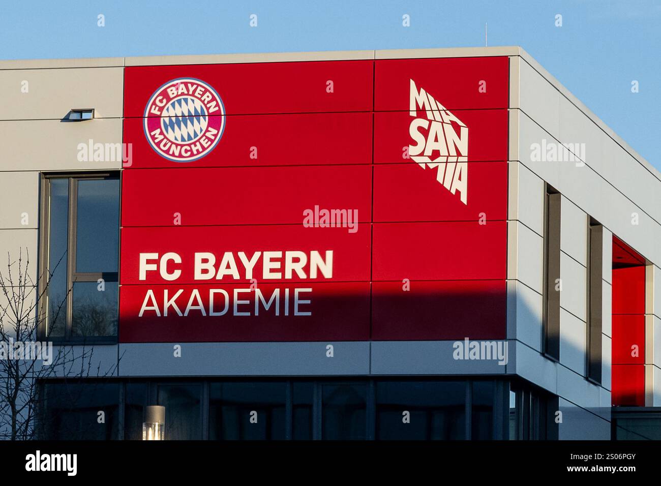 Logo FC Bayern Muenchen und Schriftzug FC Bayern Akademie sowie Mia san ...