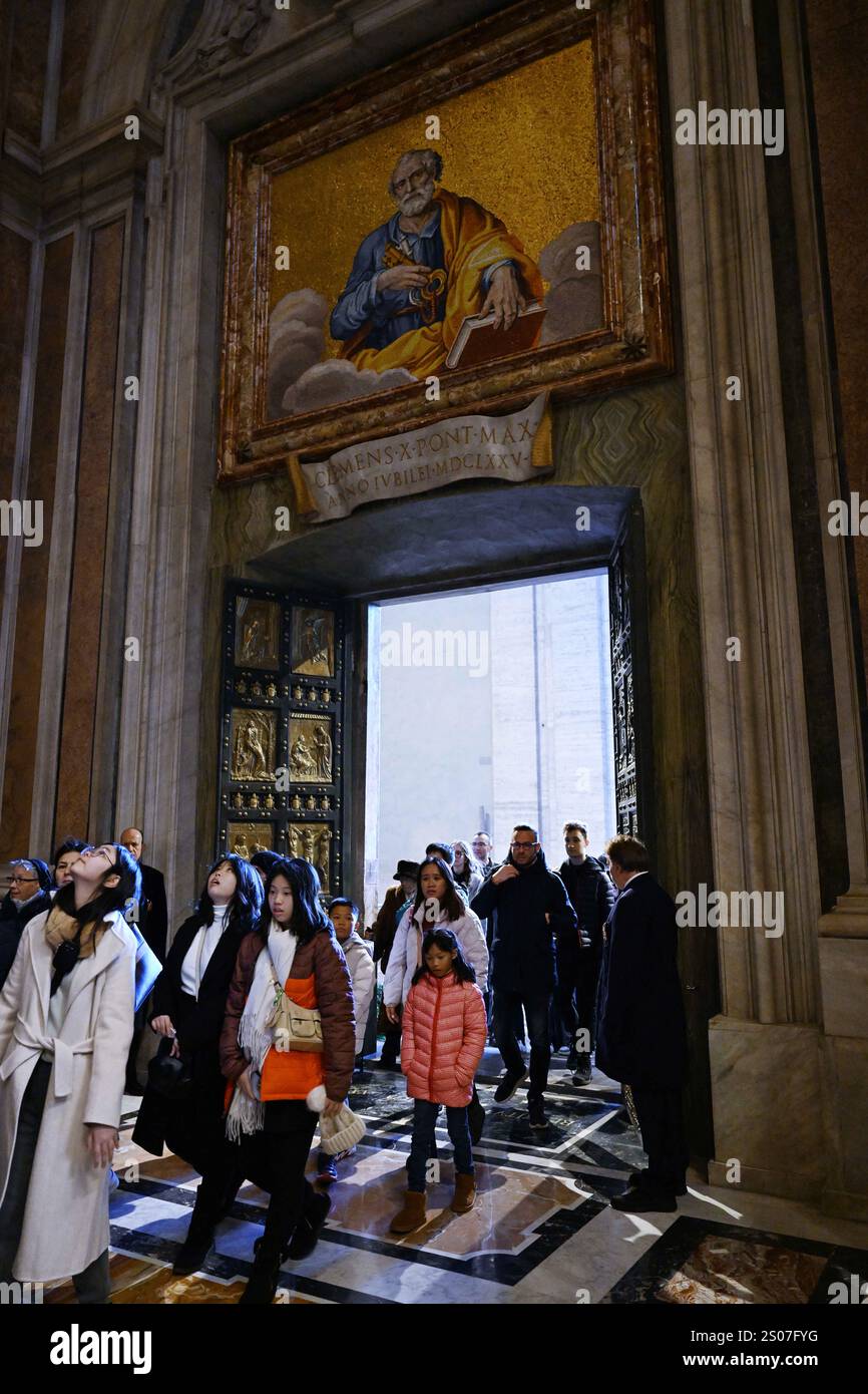 Les pèlerins traversent la porte Sainte de la Basilique Saint Pierre le ...