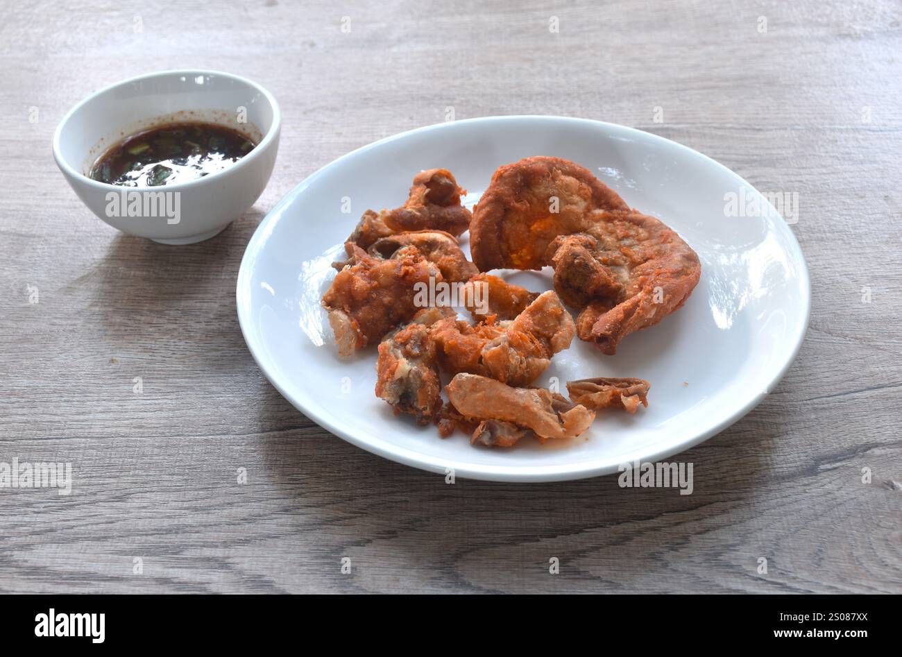 entrailles de porc frites croustillantes avec de la farine sur une ...