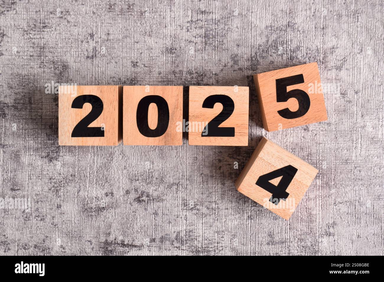 Bonne année 2025. Changement de bloc cube en bois de 2024 à 2025 ...