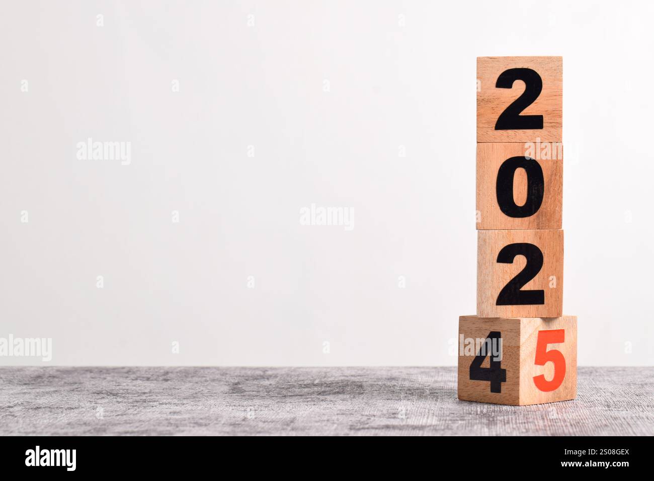 changement de 2024 année à 2025 année sur cubes en bois sur table ...