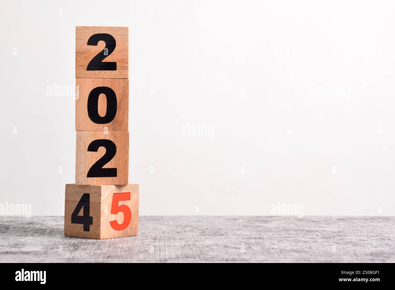 changement de 2024 année à 2025 année sur cubes en bois sur table ...
