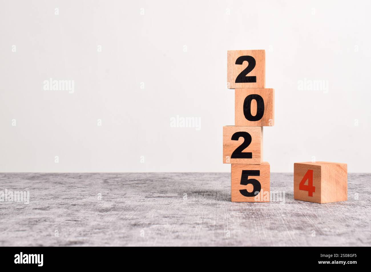 changement de 2024 année à 2025 année sur cubes en bois sur table ...