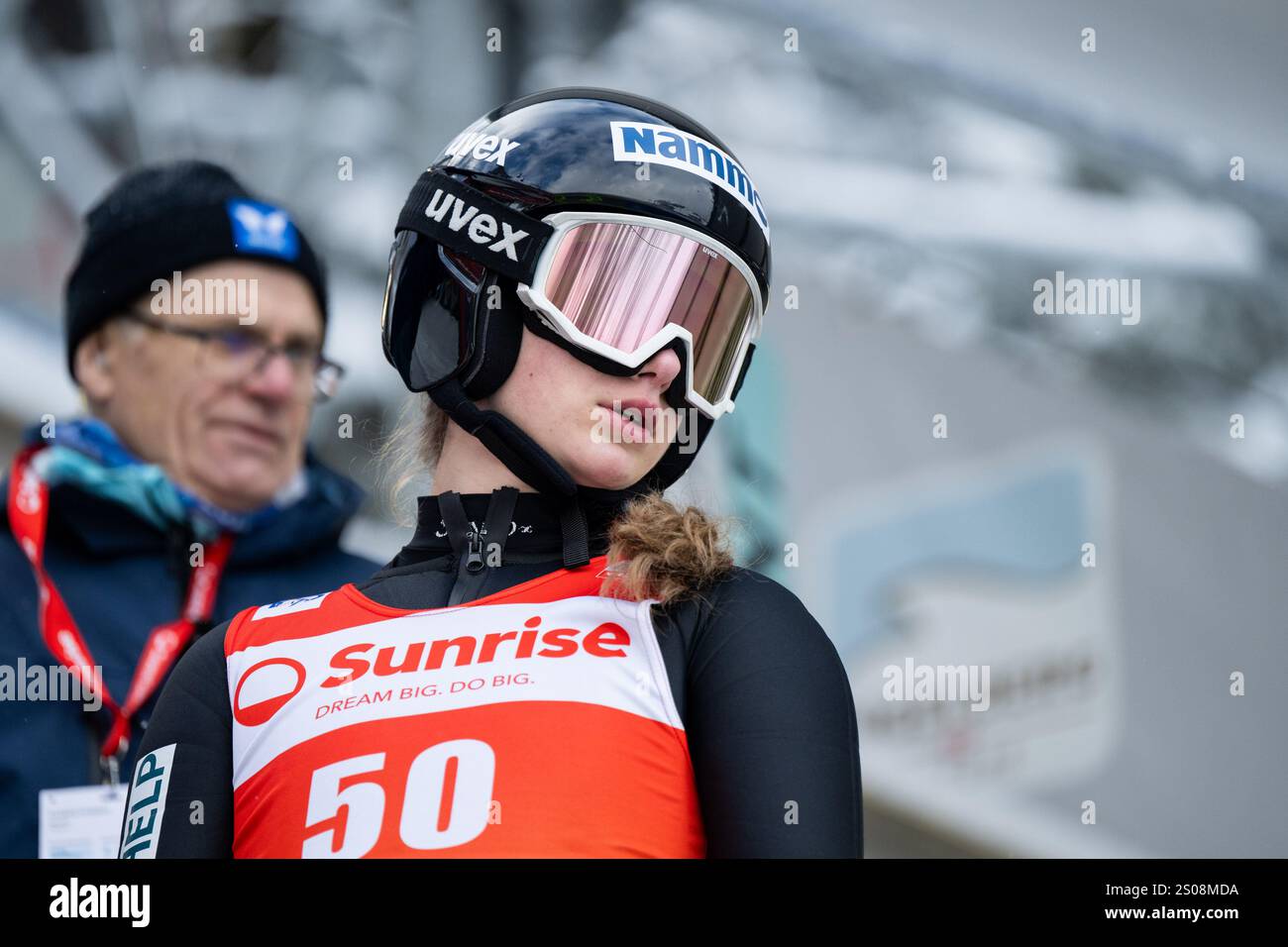Ingvild Synnoeve Midtskogen (Norwegian) vor dem sprung auf der Schanze ...