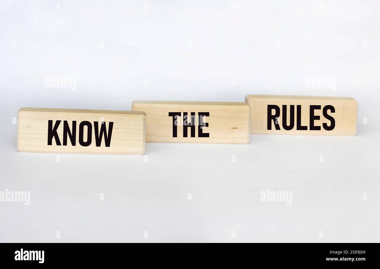 Les mots Know the rules sont écrits sur des blocs de bois sur fond ...