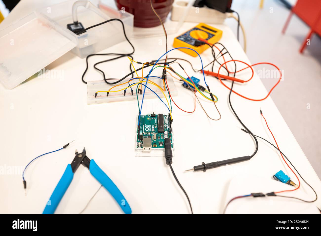 Un espace de travail comprend une carte Arduino, des fils, une carte d ...