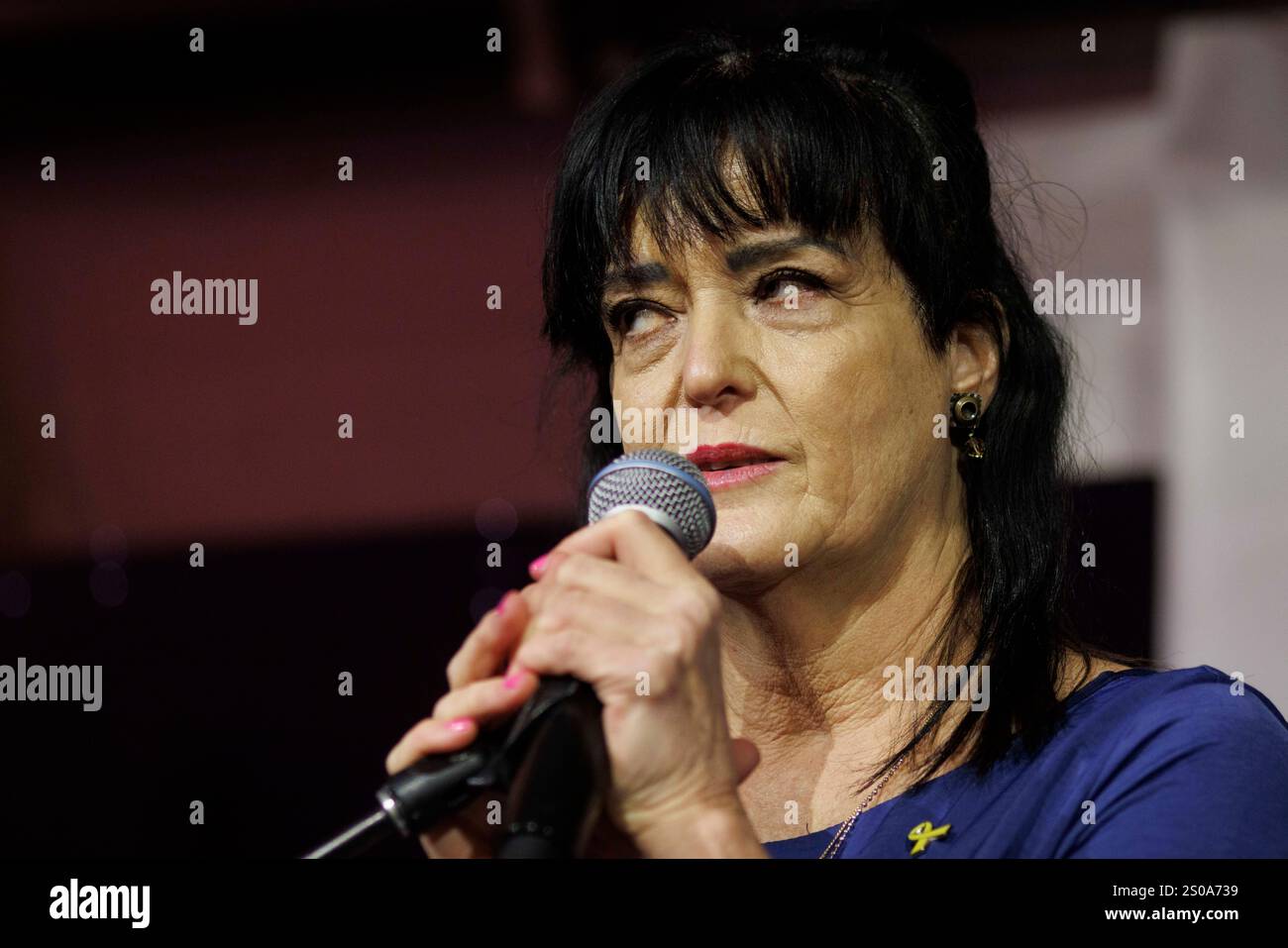 Judith Raanan parle au rassemblement. Des centaines de personnes ont ...