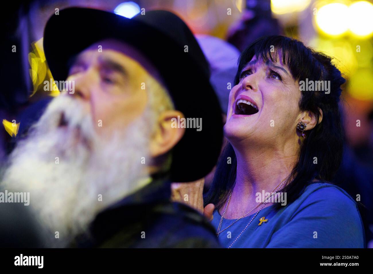 Judith Raanan regarde avec joie pendant que la bougie Hanukah est ...