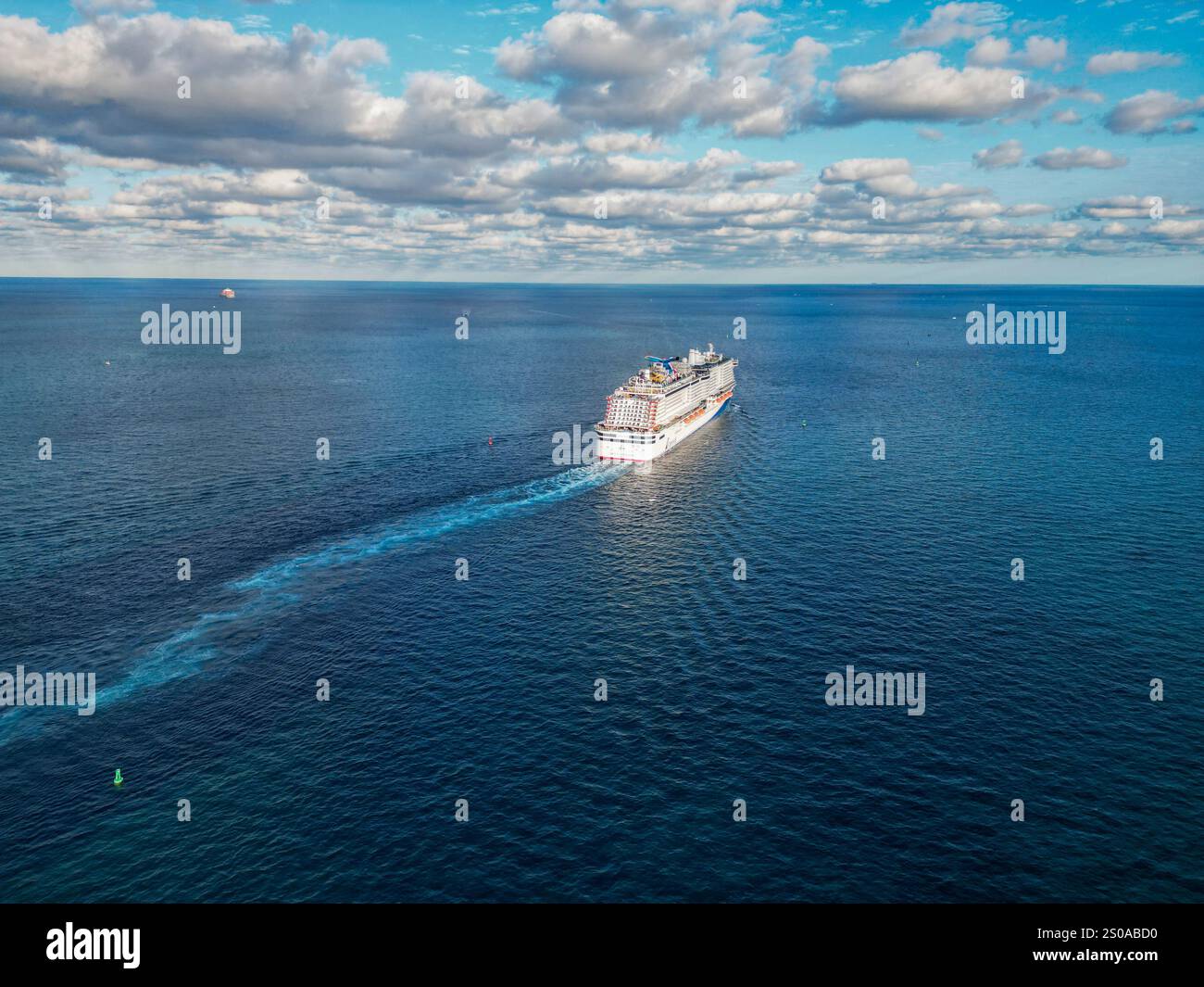 Miami, Floride, États-Unis - 24 novembre 2024 : paquebot de luxe face à l'horizon. Ligne de ...