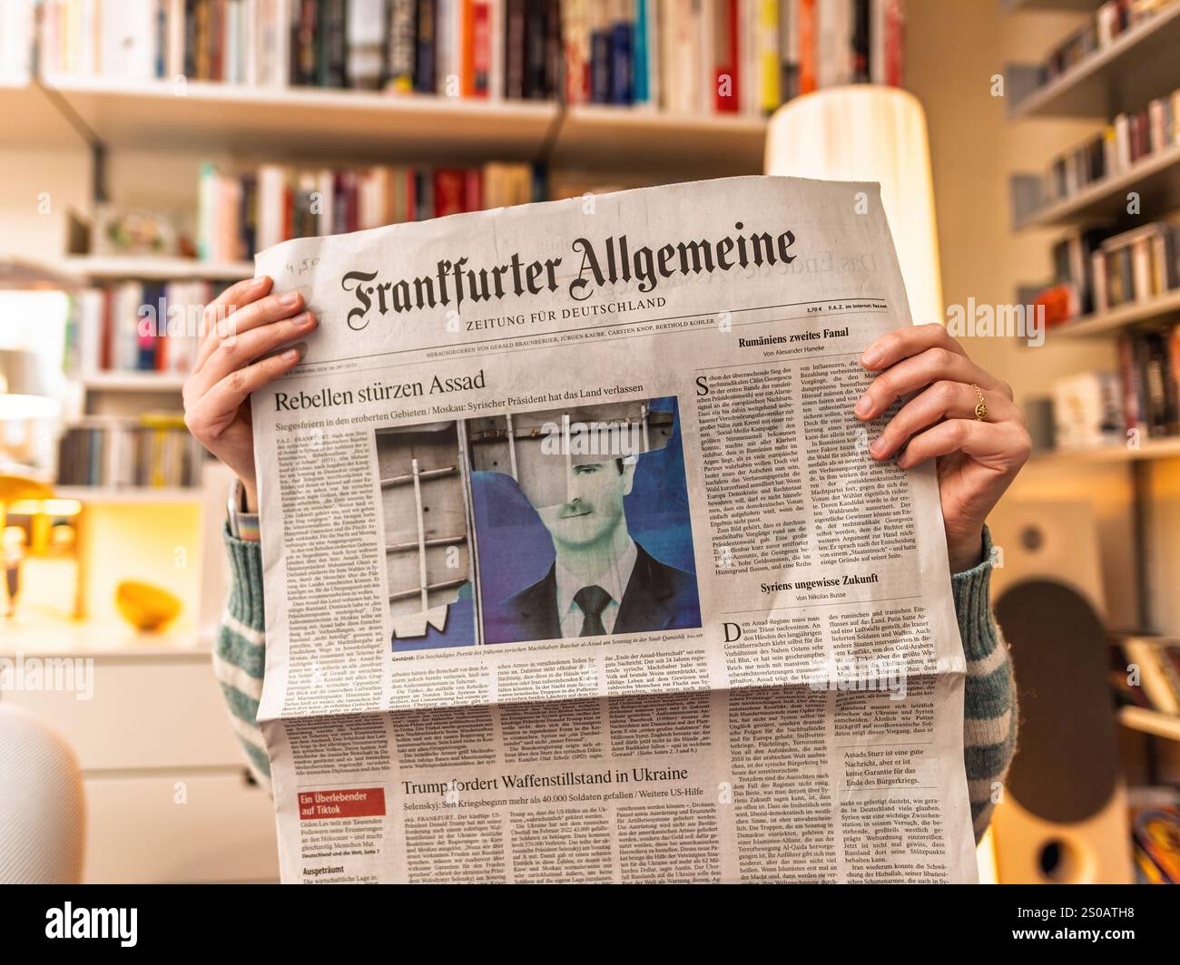 Paris, France - 9 décembre 2024 : une personne lit un journal allemand ...