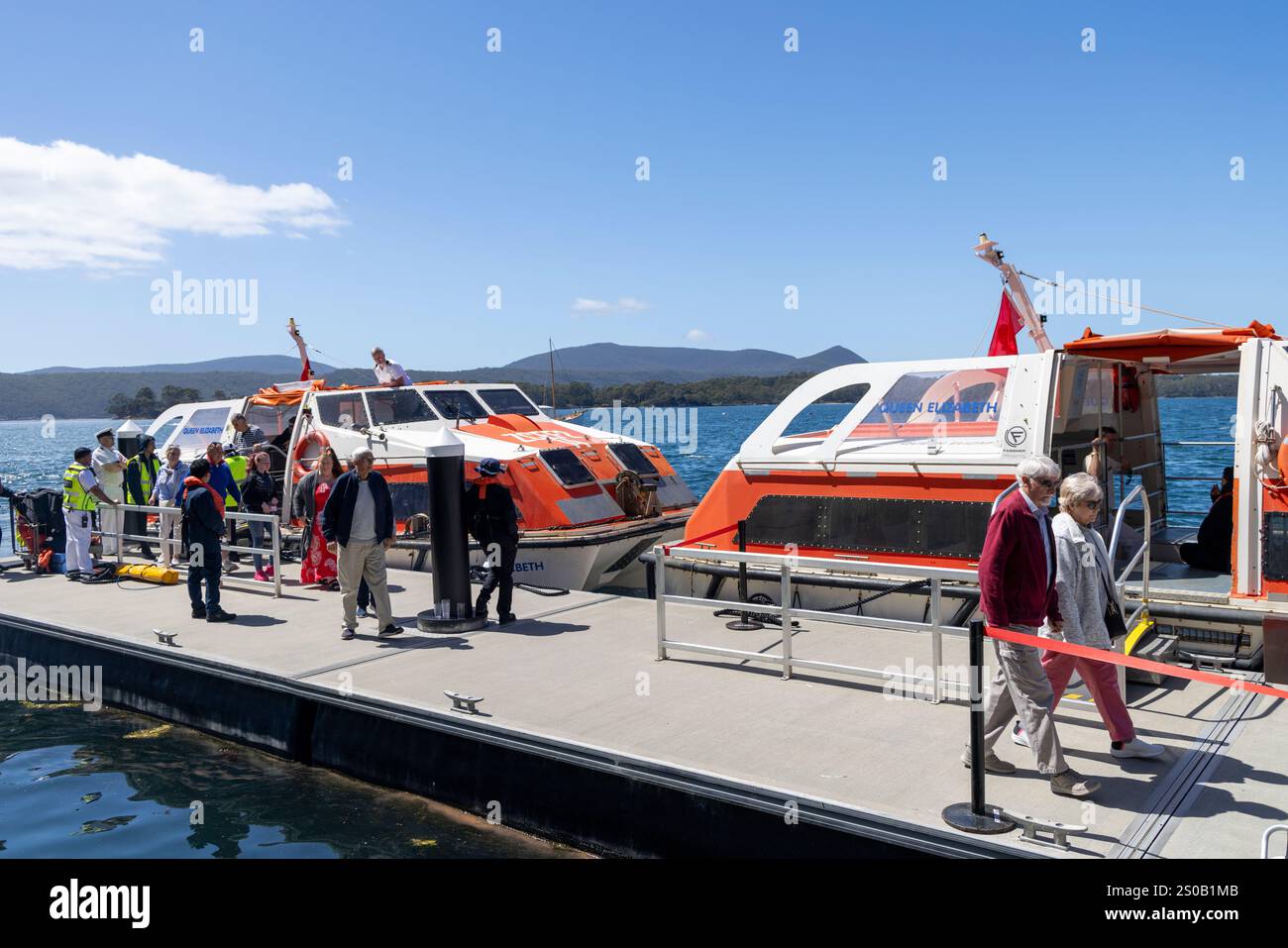Les passagers du bateau de croisière débarquent du bateau de croisière ...