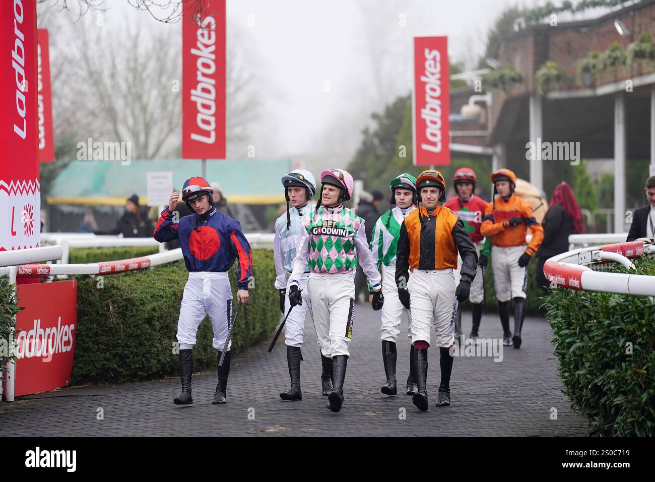 Les jockeys partent pour la première course le jour de la chasse aux ...