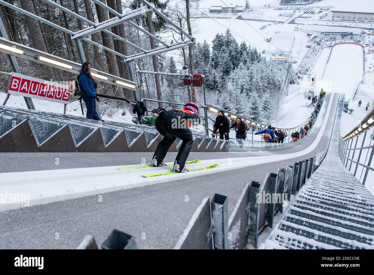 Josephine Pagnier (Frankreich) vor dem Sprung im Anlauf, sui, FIS ... Josephine Pagnier (Frankreich) vor dem Sprung im Anlauf, sui, FIS ...