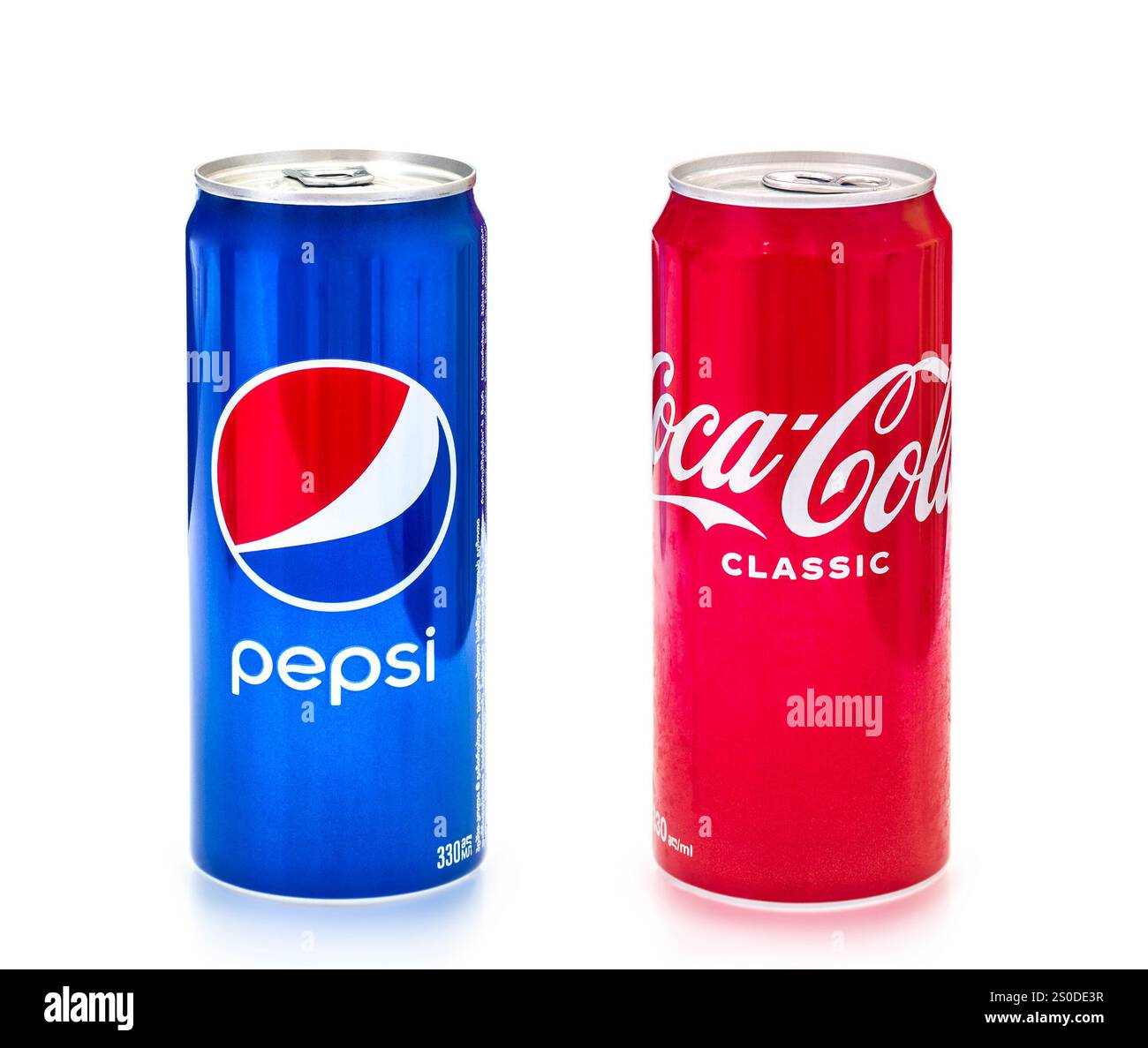 Pepsi et Coca cola en boîtes de 330ml debout sur blanc Photo Stock - Alamy