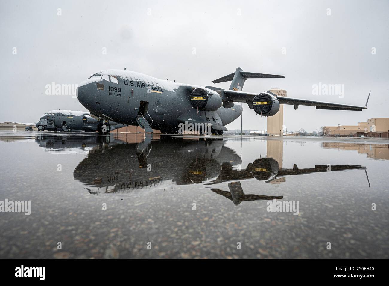 Un C-17 Globemaster III affecté à la 911th Airlift Wing est assis sur ...