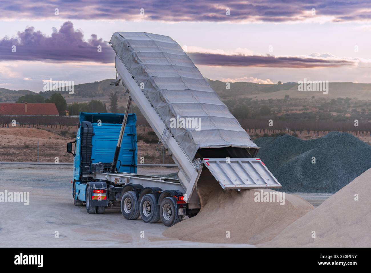 Camion à benne basculante avec semi-remorque basculante déchargeant le ...