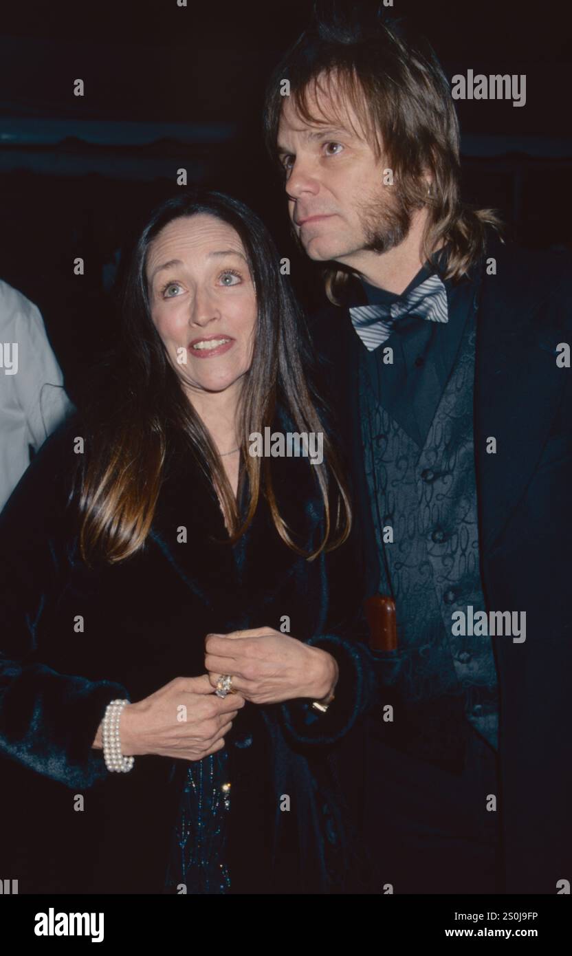 Olivia Hussey et son mari David Glen Eisley assistent à la réception de mariage de Liza Minnelli ...