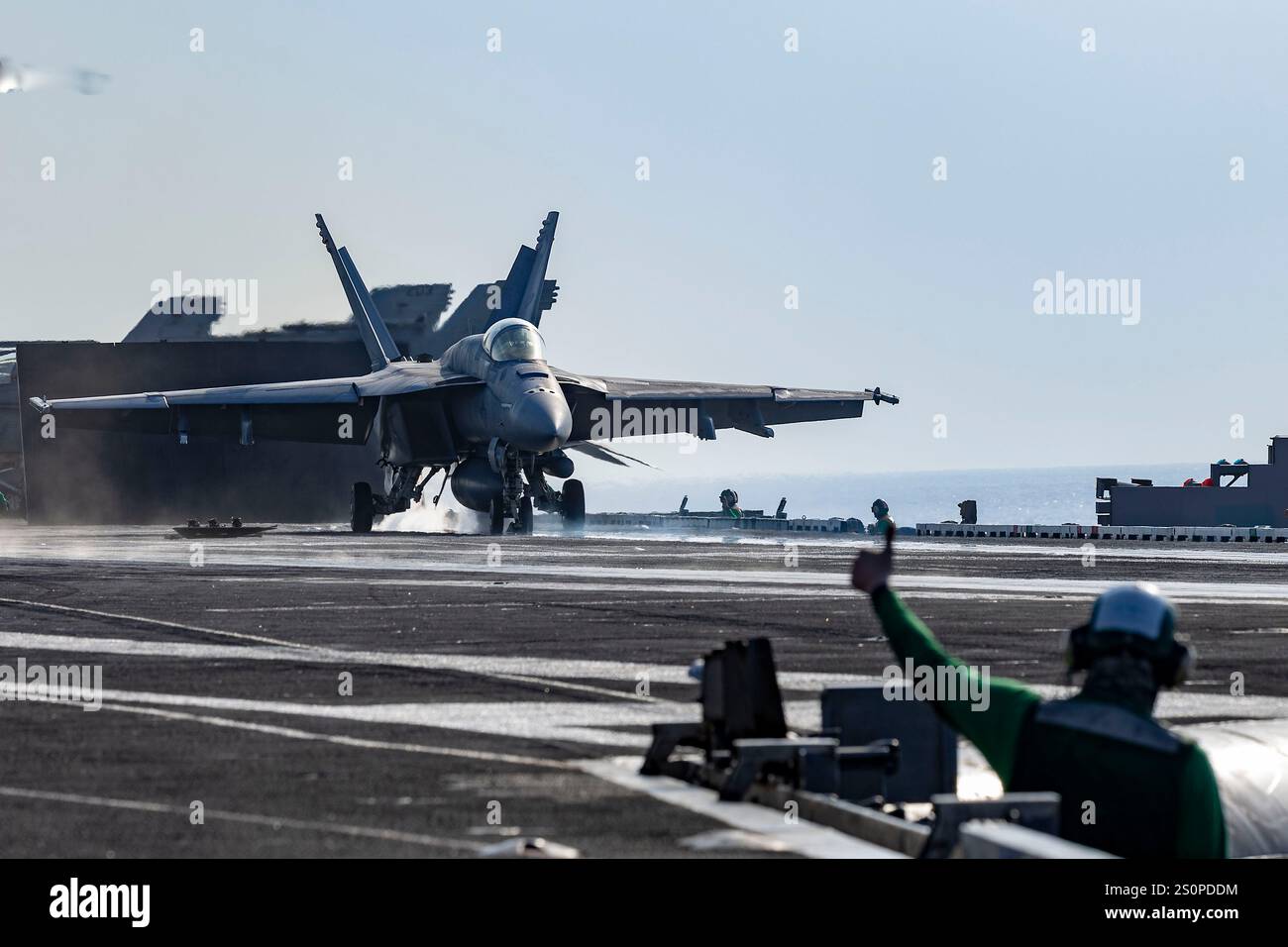 Mer Rouge, eaux internationales. 19 décembre 2024. UN U. L'avion de ...