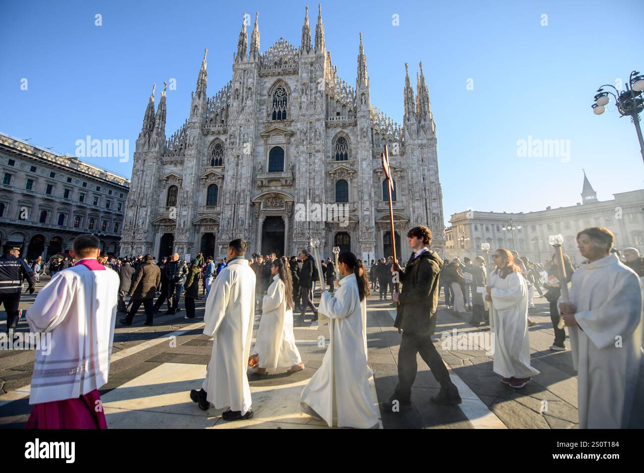 Milano, Milano. 29 décembre 2024. Processione al Duomo dalla Basilica S ...
