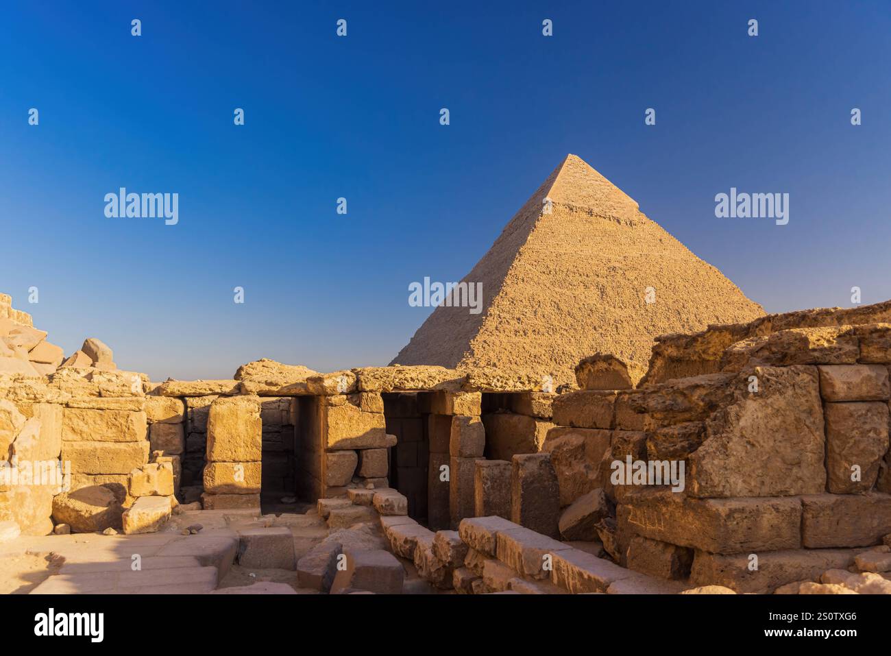 Pyramide de Chephren et ruines dans le désert de Gizeh, Egypte ...