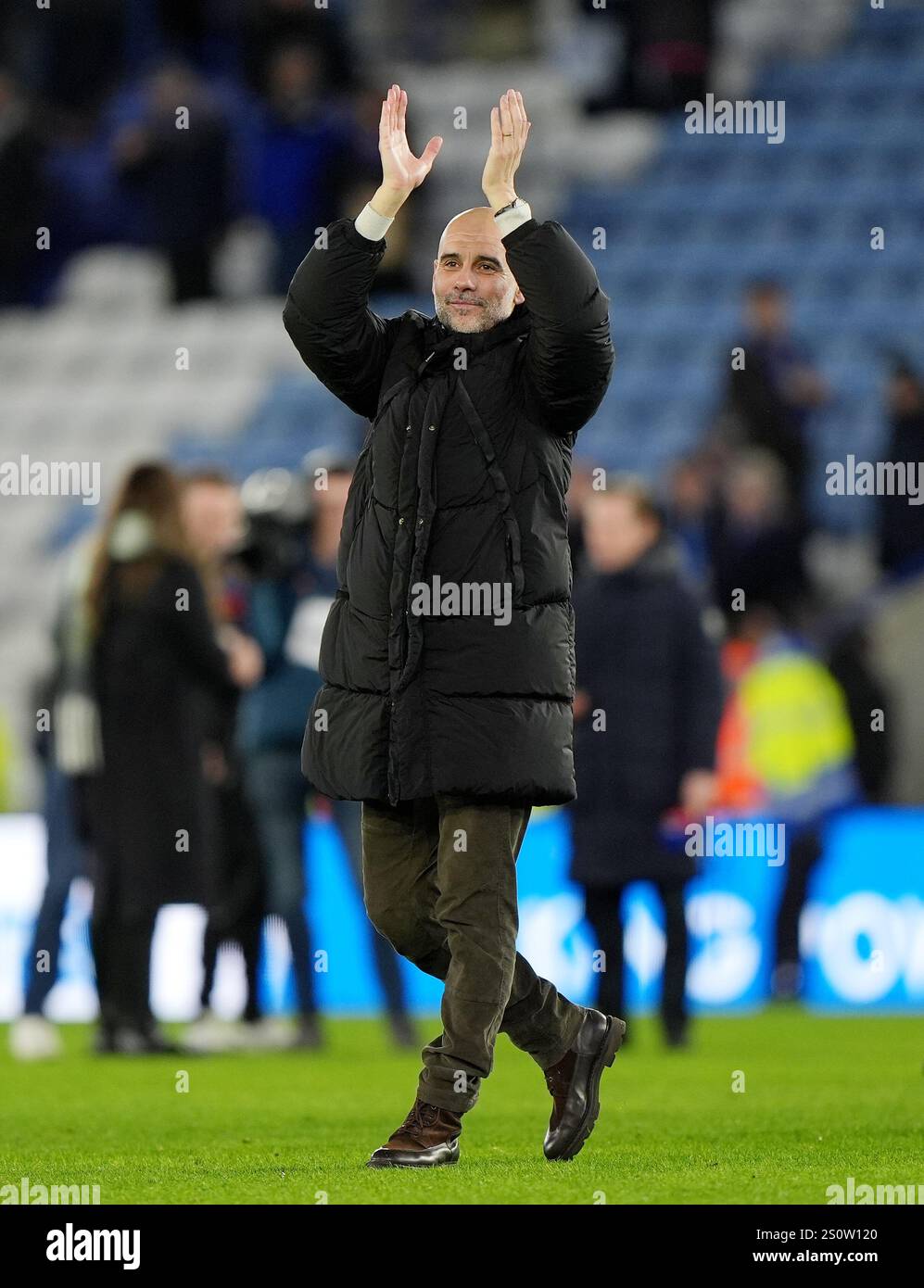 Le manager de Manchester City, Pep Guardiola, applaudit les supporters ...