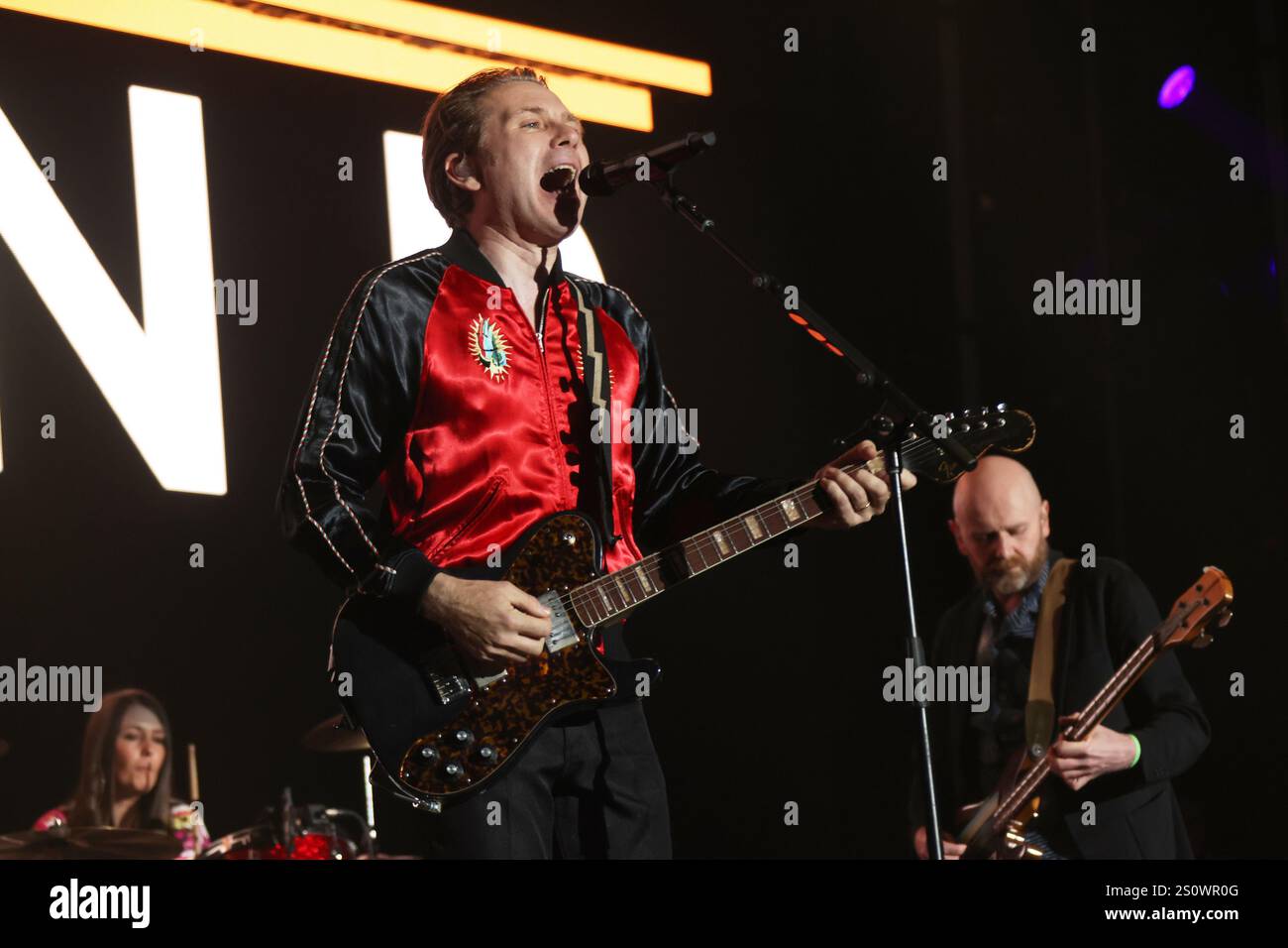 Alex Kapranos et Bob Hardy de Franz Ferdinand se produisent sur scène ...
