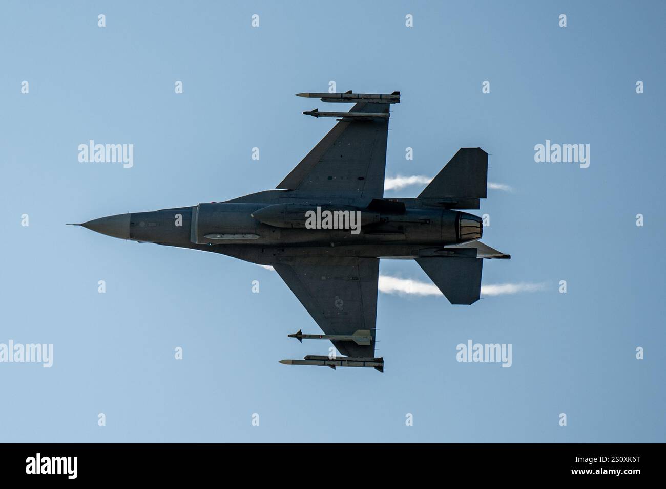 Un avion F-16 Fighting Falcon de l'US Air Force, affecté à la 122nd ...