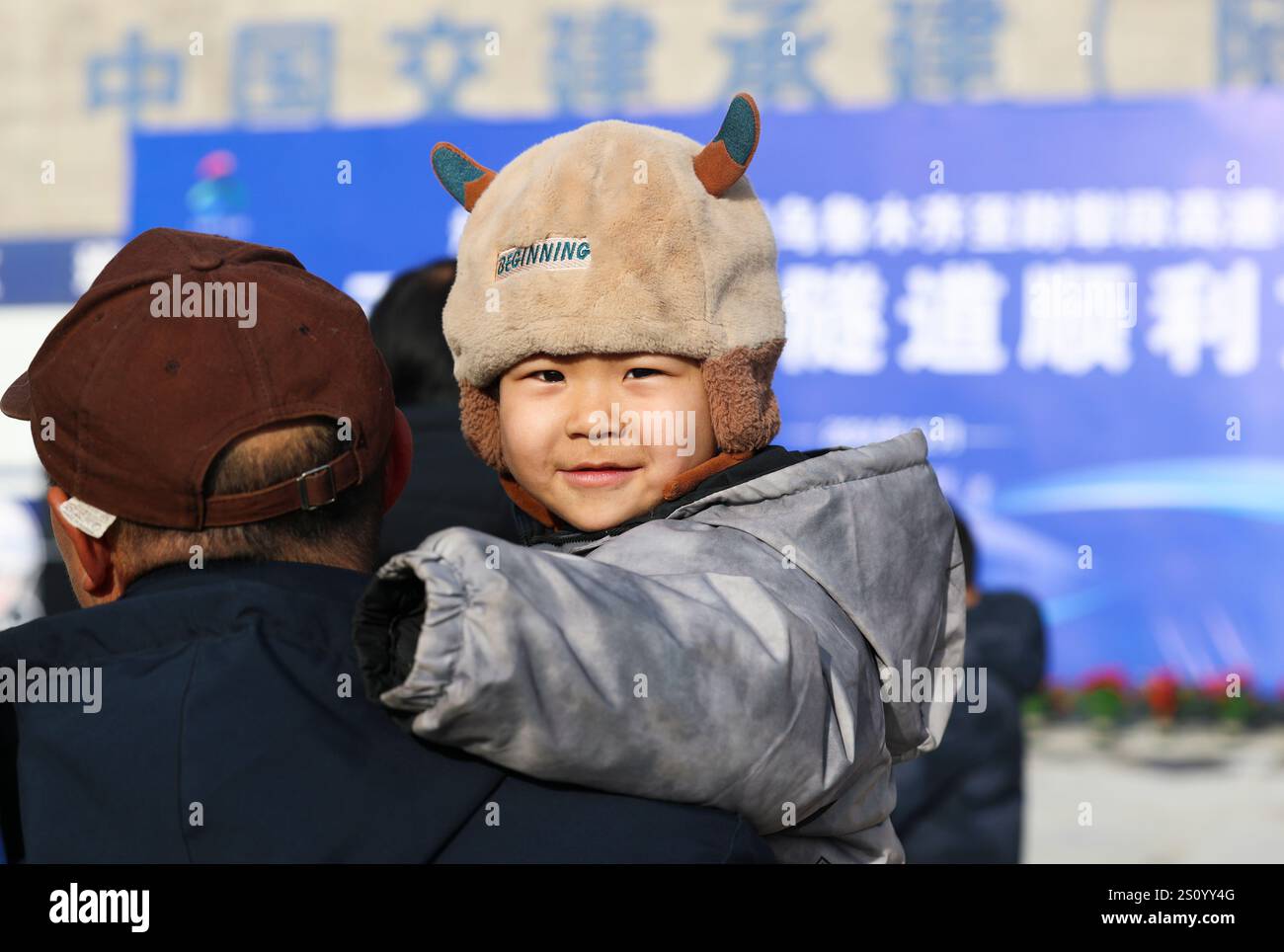 (241230) -- URUMQI, Dec. 30, 2024 (Xinhua) -- la population locale ...