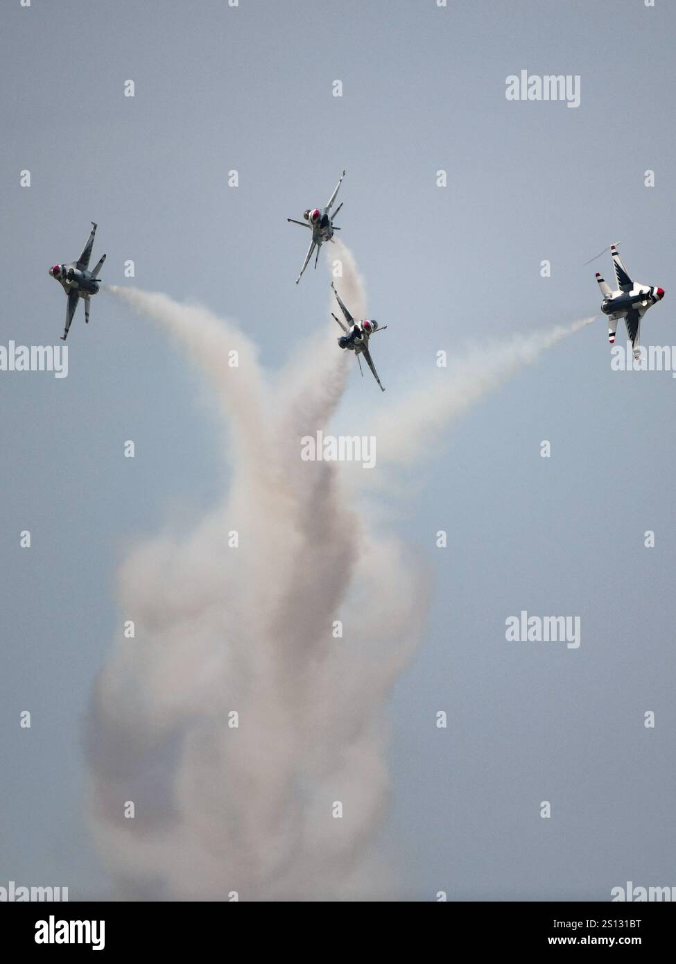 Le United States Air Force Air Demonstration Squadron 'Thunderbirds ...